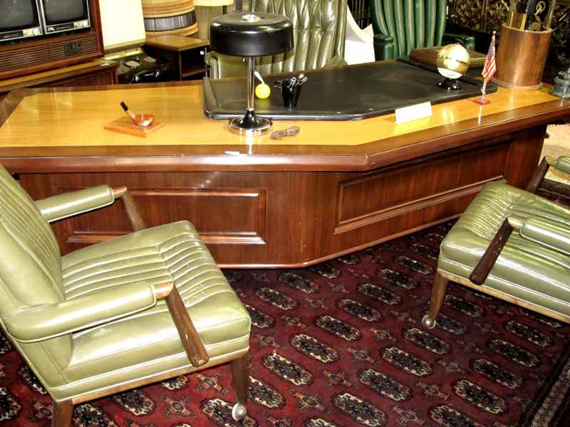 EXECUTIVE DESK in FURNITURE > DESK/OFFICE FURNITURE