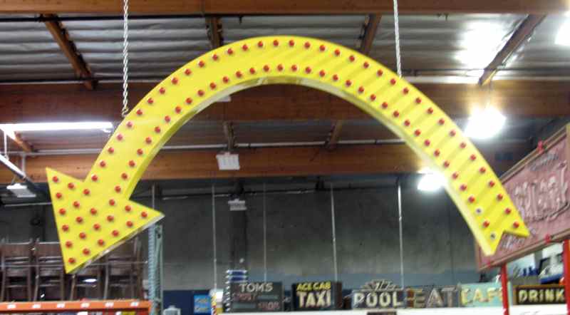 CURVED YELLOW ARROW in NEONS/LIGHT UP SIGNS > SIGNS W/LIGHT BULBS