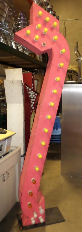 PINK ARROW in NEONS/LIGHT UP SIGNS > SIGNS W/LIGHT BLUBS